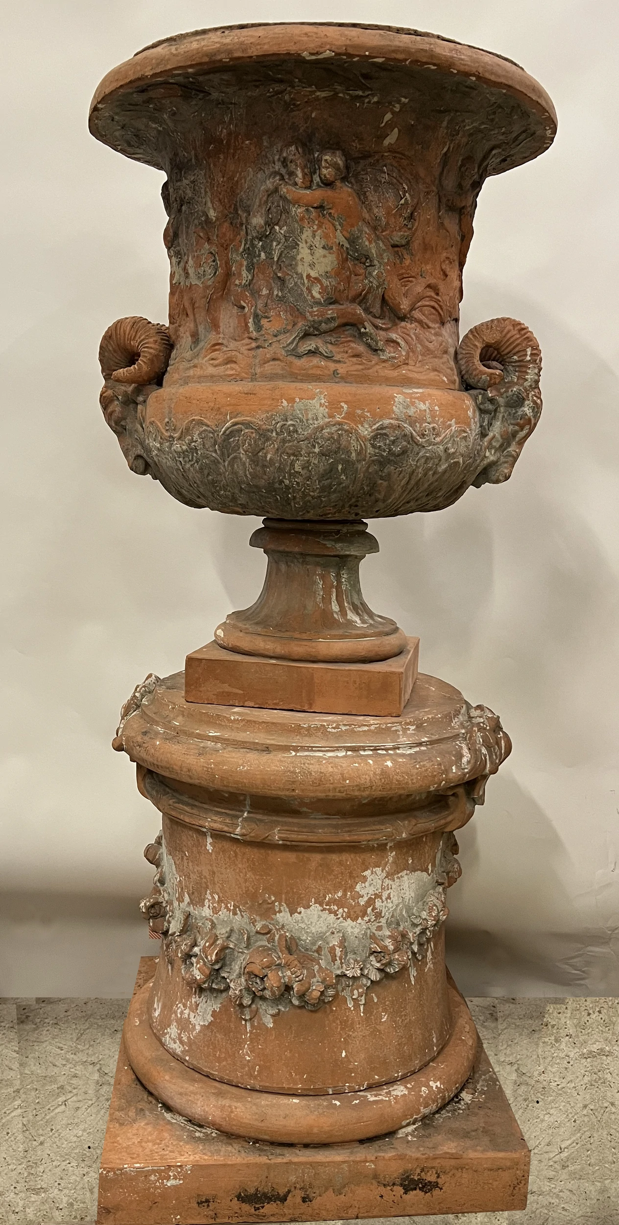 Monumentale paire de vases Médicis sur colonnes en terre cuite ...