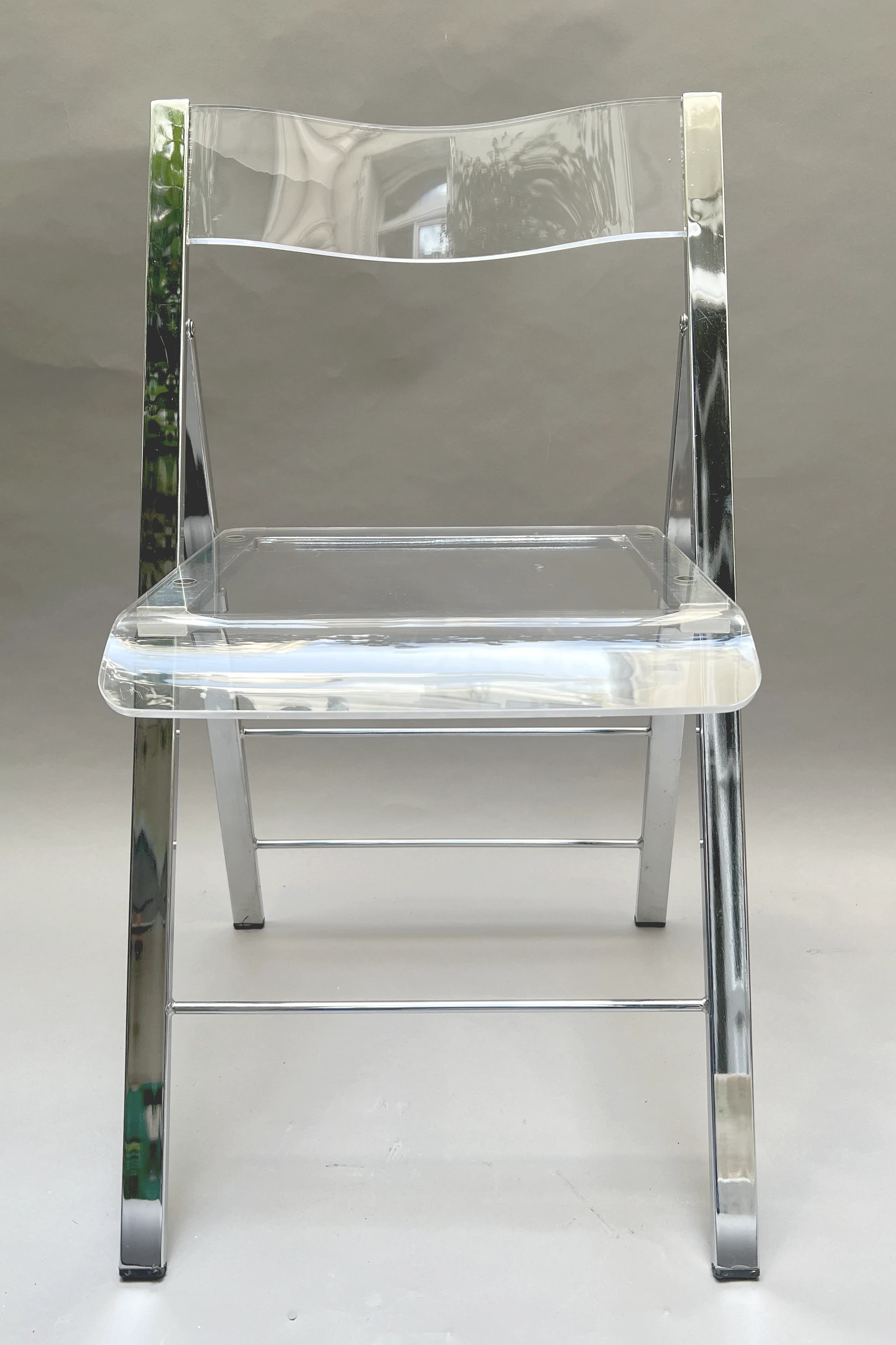 Ensemble de six chaises pliantes en plexiglas et chrome - Galerie Canavèse