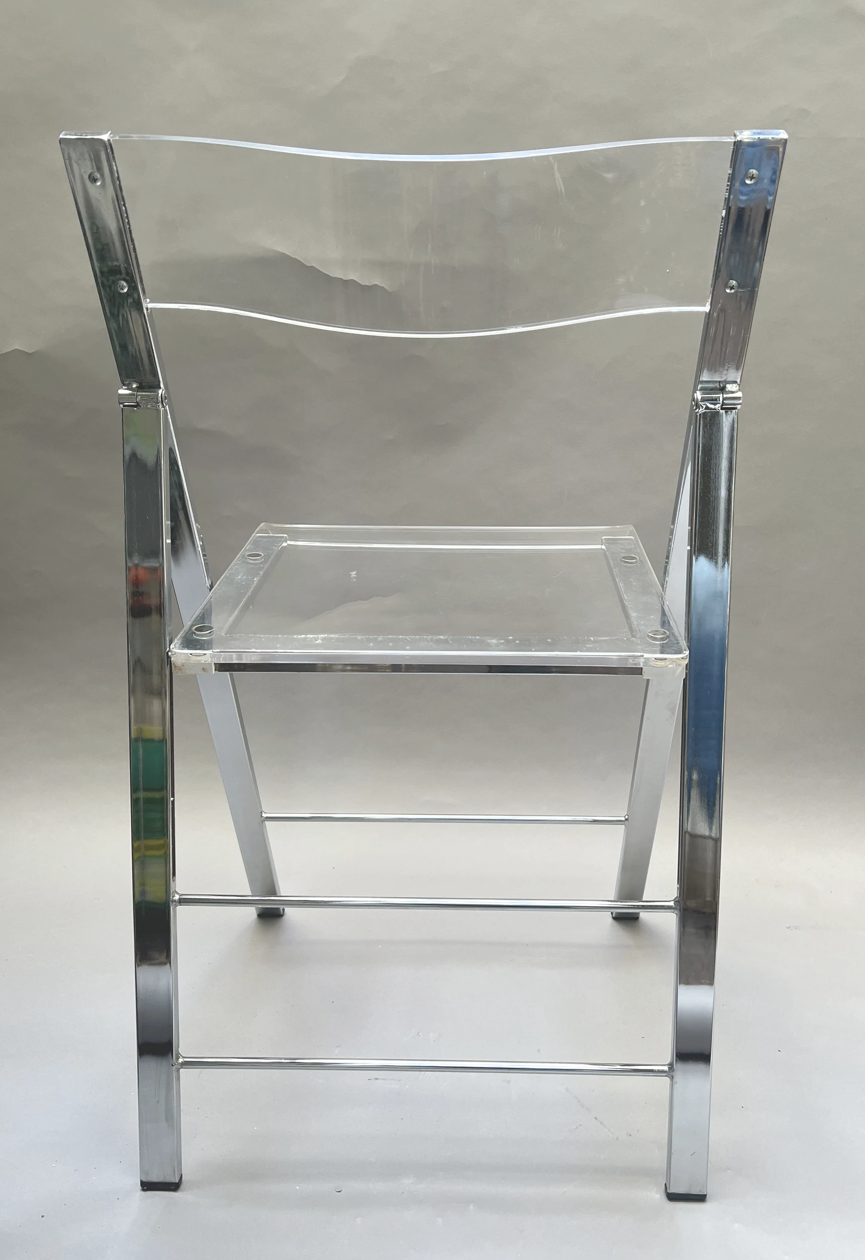 Ensemble de six chaises pliantes en plexiglass et chrome - Galerie Canavèse